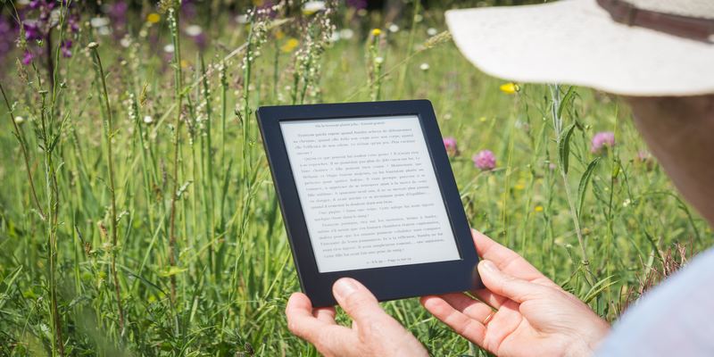 Kindle vs Kobo: Which E-reader is the Best? - Make Tech Easier