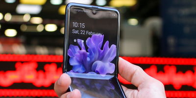 6 of the Best Smart Flip Phones You Can Buy Right Now - Make Tech Easier