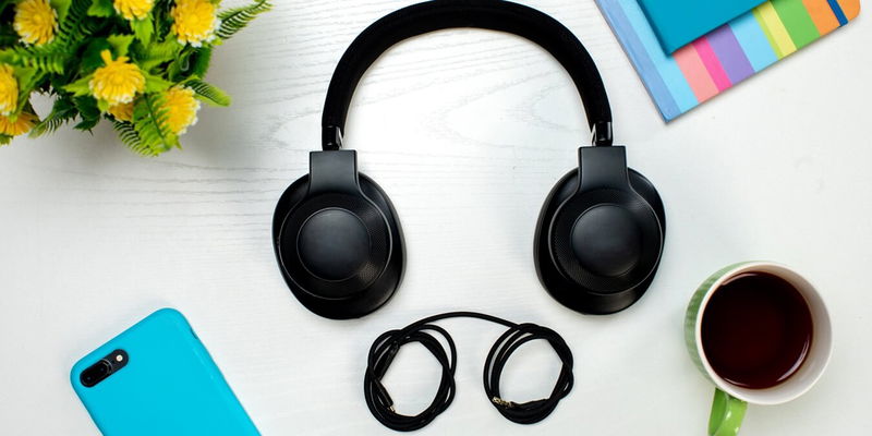 10 Popular Types of Headphones Explained - Make Tech Easier