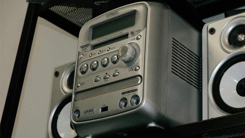 In the Market for a CD Player? Consider These Signs of Quality - Make ...