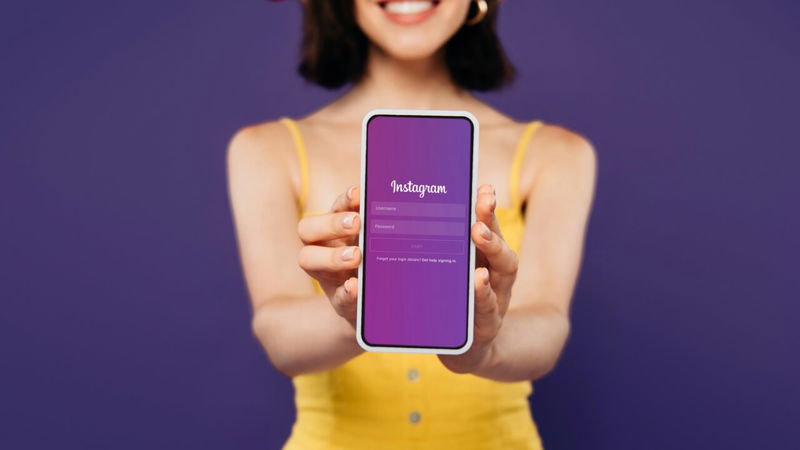 How to Change the Background Color on Your Instagram Story - Make Tech Easier